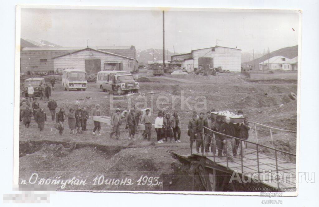 Похороны. Гроб несут через мост на руках . 1993. Оротукан. Магадан ...