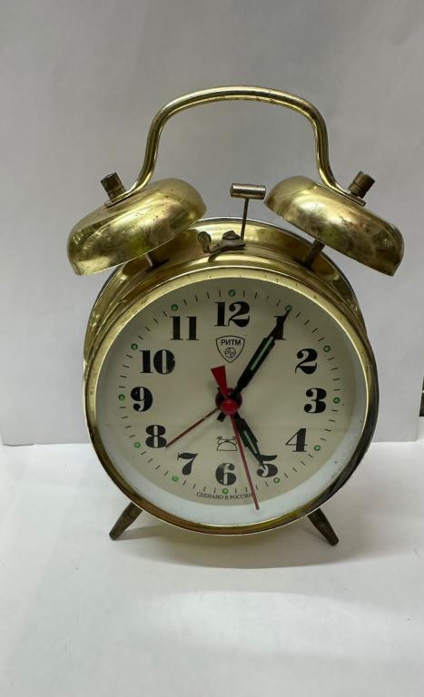 Часы настольные будильник Ритм Россия НА ХОДУ — покупайте на Auction.ru ...