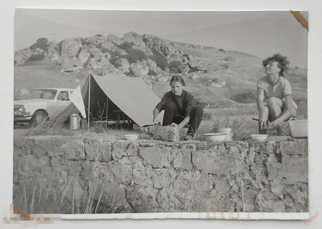 Фотография девушки готовят обед, поход туризм палатка автомобиль ГАЗ ...