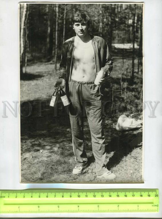 476288 молодой человек в спортивном костюме с бутылками водки в руках ...